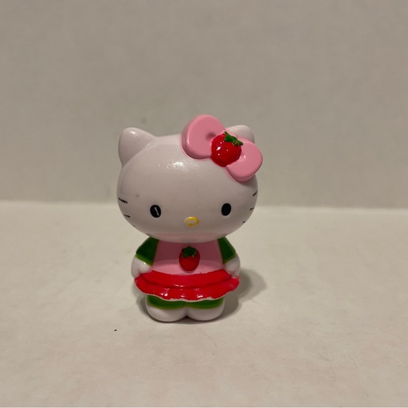 Hello Kitty | Toys | Sanrio Hello Kitty World 2 Figure Strawberry Kitty ...